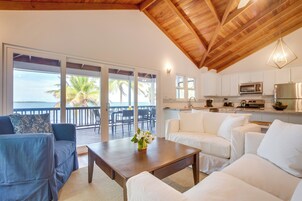 Casa, 4 quartos, em frente à praia | Sala de estar | Smart TV 