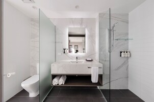 Quarto Superior, 1 cama queen-size, Vista para a cidade | Casa de banho | Um polibã, artigos de higiene pessoal grátis, um secador de cabelo