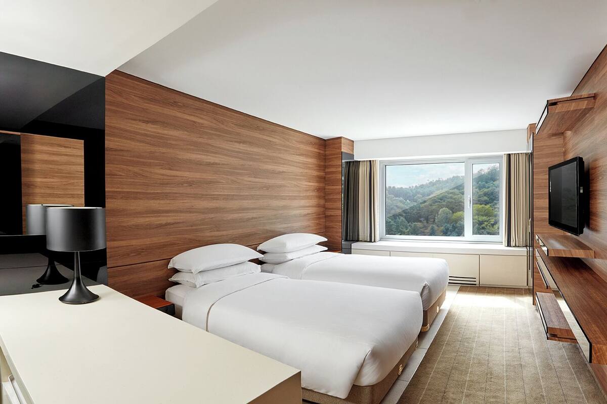 Quarto Twin Deluxe, vista para a montanha | Roupa de alta qualidade, minibar, cofre no quarto 