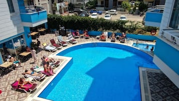 Piscina externa, espreguiçadeiras