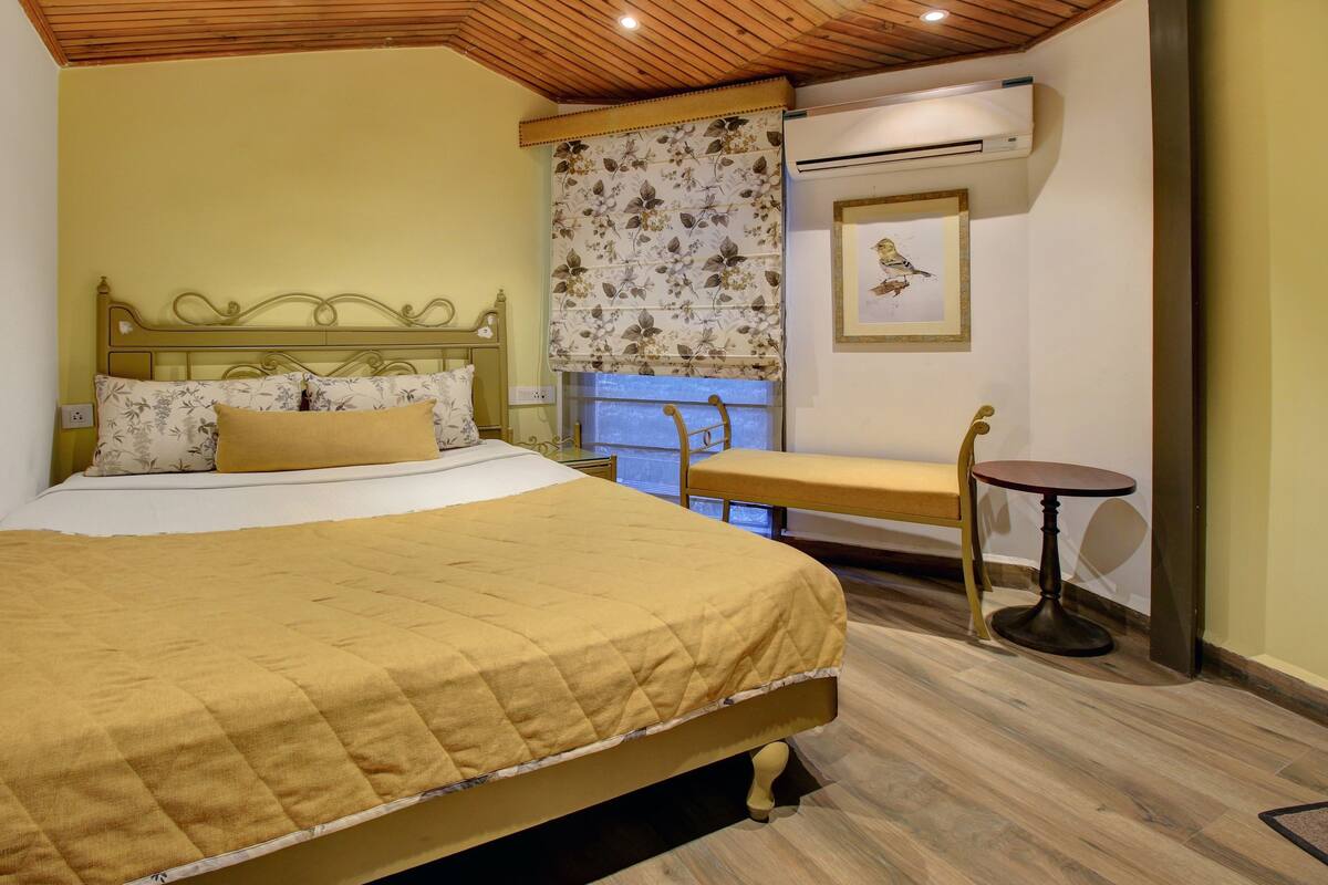 Quarto Individual Básico, 1 cama queen-size | Secretária, ferro/tábua de engomar, Wi-fi grátis 