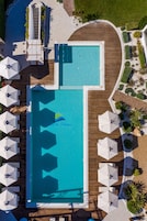 Piscina exterior, guarda-sóis, espreguiçadeiras