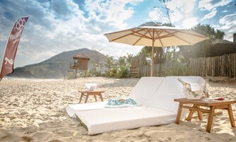 Perto da praia, praia de areia branca, espreguiçadeiras 