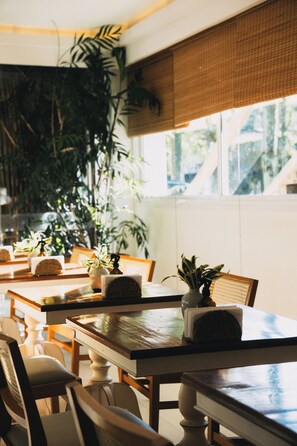 Café da manhã, almoço e jantar; culinária internacional 