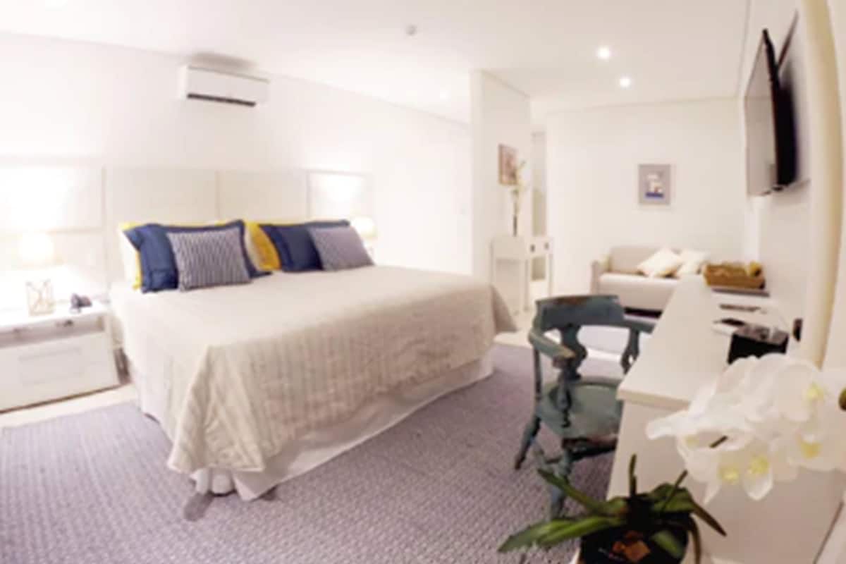 Suite Super Luxo Sala de Estar (Hawaii) | Frigobar, escrivaninha, Wi-Fi de cortesia, roupa de cama
