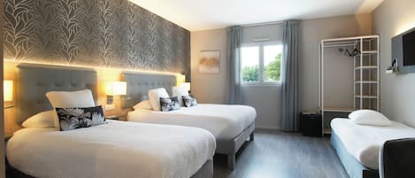 Quarto quádruplo conforto | Escrivaninha, cortinas blackout, quartos à prova de som