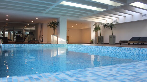 Piscina interna, piscina externa sazonal