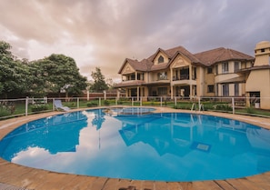 2 piscinas externas, guarda-sóis