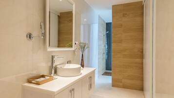 Quarto Duplo Deluxe, acesso à piscina | Casa de banho | Um polibã, um chuveiro fixo, artigos de higiene pessoal grátis