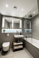 Um polibã, produtos de higiene exclusivos, um secador de cabelo 