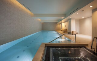 Piscina interior, da(s) 6:00 à(s) 22:00, espreguiçadeiras