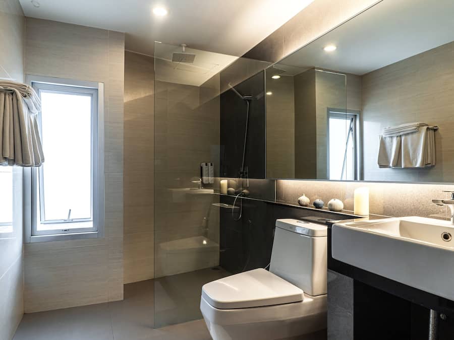 2 Bedrooms Apartment, Sea View | Casa de banho | Um polibã, artigos de higiene pessoal grátis, um secador de cabelo