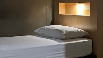 Dormitório compartilhado, somente para mulheres (1 Bed in 4-Bed) | Roupas de cama premium, ferros/tábuas de passar roupa, Wi-Fi de cortesia
