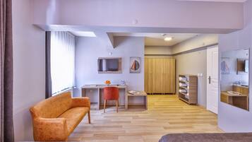Quarto Triplo Comfort | Secretária, secretária adequada para computadores portáteis