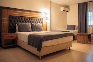 Quarto quádruplo família | Frigobar, escrivaninha, espaço de trabalho para notebook