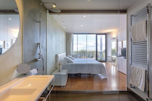 Quarto casal superior | Frigobar, cofres nos quartos, escrivaninha, cortinas blackout
