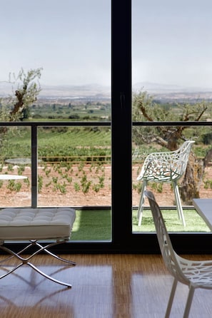 Quarto Duplo Superior | Minibar, cofre no quarto, secretária, cortinas/cortinados opacos