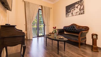 Suíte panorâmica, 1 cama Queen, banheira de hidromassagem, vista para a montanha | 1 quarto, roupas de cama premium, frigobar, cofres nos quartos