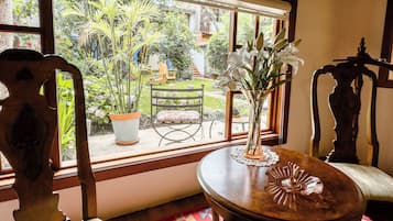 Quarto Duplo de Luxo, pátio, vista para o jardim | Vista para o jardim