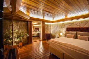 Suíte Queen com Banheira de Hidromassagem  | Frigobar, cofres nos quartos, escrivaninha