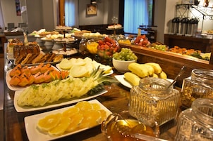 Café da manhã com buffet grátis todos os dias