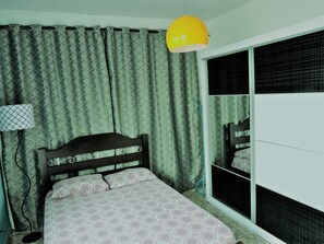 Quarto Duplo Comfort para 1 Pessoa, 1 quarto, cozinha | Secretária, quartos insonorizados, ferro/tábua de engomar, Wi-fi grátis 