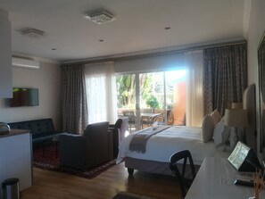 Quarto Standard (Self-Catering) | Cofre no quarto, com mobília individualizada, secretária 