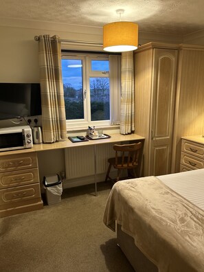 Quarto Individual, casa de banho anexa | 1 quarto, Wi-fi 