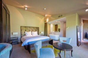 Quarto Duplo Deluxe | Minibar, cofre no quarto, com decoração personalizada 