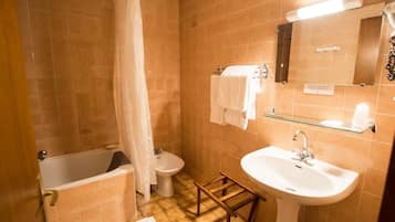 Quarto Duplo | Casa de banho | Uma banheira, artigos de higiene pessoal grátis, um secador de cabelo