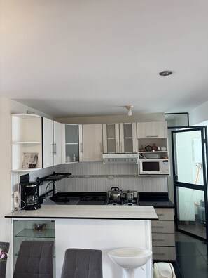 Apartamento conforto, 3 quartos | Cozinha privada | Geladeira grande, micro-ondas, fogão, cooktop
