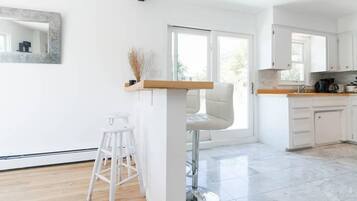 Casa, 5 quartos | Cozinha privada | Geladeira, micro-ondas, cafeteira/chaleira