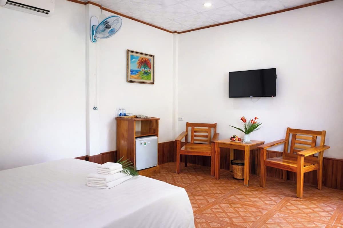 Bangalô standard, vista para a piscina | Roupas de cama de algodão egípcio, frigobar, cofres nos quartos