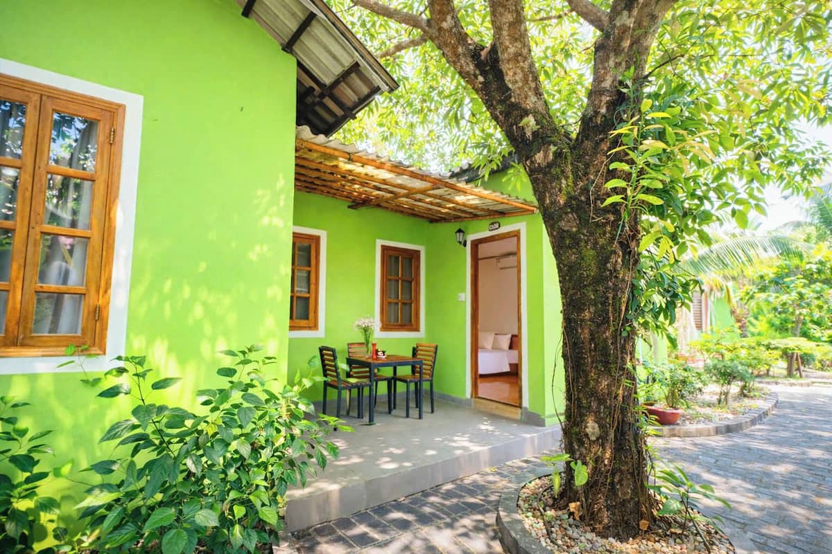 Bangalô superior, vista para o jardim | Terraço/pátio