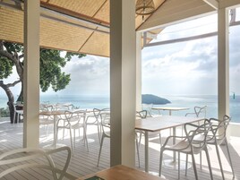 Pequenos-almoços, almoços, jantares servidos, com vista para a praia 