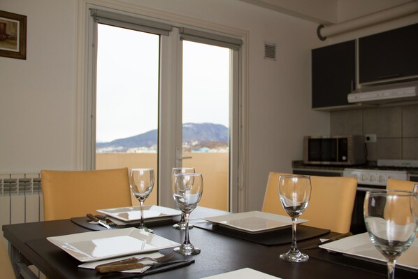 Apartamento Familiar, 1 quarto, vista para o mar | Cozinha privada | Um frigorífico/congelador grande, um micro-ondas, um forno 