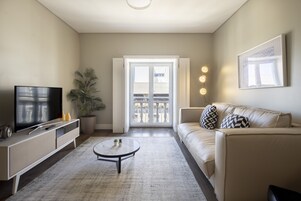 Apartamento superior, 2 quartos | Área de estar | TV de tela plana