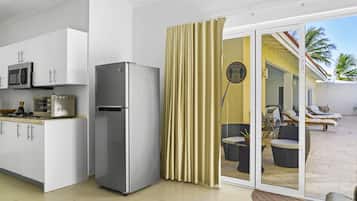 Apartamento luxo, 1 quarto, cozinha, ao lado da piscina | Área de estar | TV de tela plana 43 polegadas com canais a cabo, TV