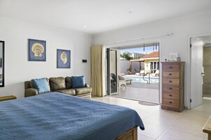 Quarto Familiar, 1 cama king-size e sofá-cama, frigorífico e micro-ondas, junto à piscina | Vista para o jardim