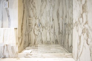 Apartamento Familiar | Casa de banho | Um polibã, um chuveiro fixo, artigos de higiene pessoal grátis 