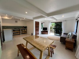 Apartamento, vista para o jardim | Área de estar | TV LED 32 polegadas com canais digitais