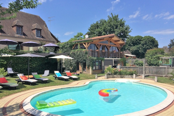 Piscina externa sazonal, funciona das 10h às 20h, guarda-sóis