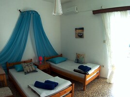 Apartamento família, 2 quartos | Cofres nos quartos, escrivaninha, quartos à prova de som