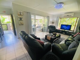Casa luxo, 3 quartos, vista para o jardim, ao lado da piscina | Área de estar | TV de tela plana 64 polegadas com canais via satélite, TV, DVD player