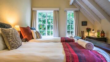 Quarto Twin | Roupa de alta qualidade, cofre no quarto, secretária