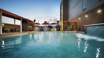 Piscina externa, espreguiçadeiras