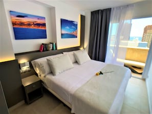 Minibar, cofre no quarto, secretária, cortinas/cortinados opacos 