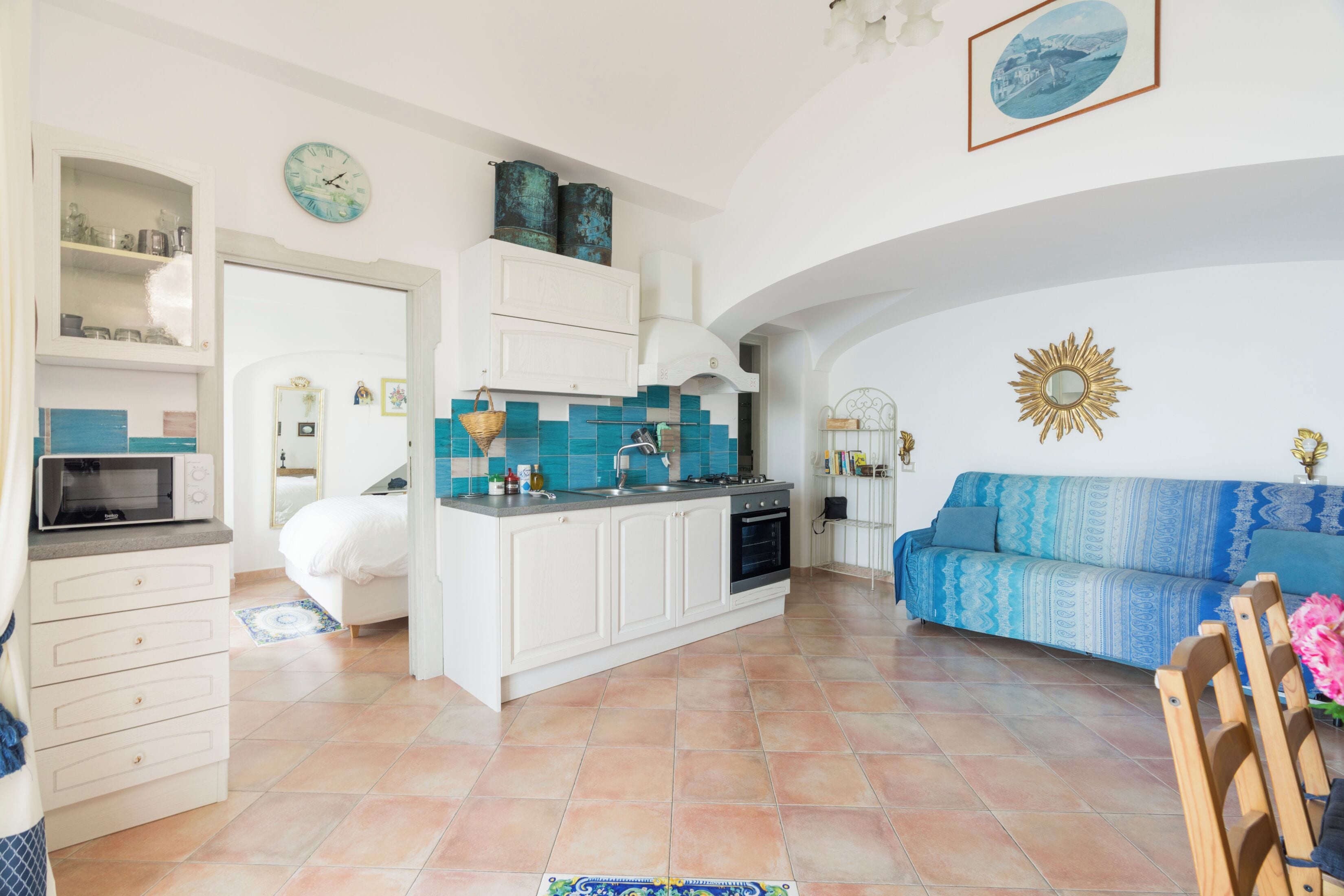 Apartamento Panorâmico, 2 quartos, banheira de hidromassagem, vista para o mar (L'Infinito) | Sala de estar | TV de ecrã plano 