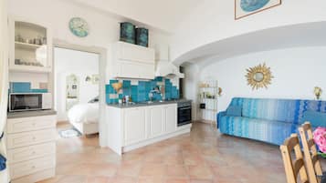 Apartamento Panorâmico, 2 quartos, banheira de hidromassagem, vista para o mar (L'Infinito) | Sala de estar | TV de ecrã plano