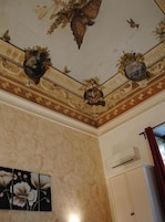 Quarto casal conforto, 1 cama Queen | Roupas de cama premium, frigobar, cofres nos quartos, escrivaninha